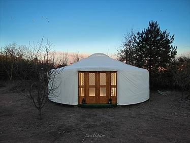 Yurt insulated with straw bales | ESBA
